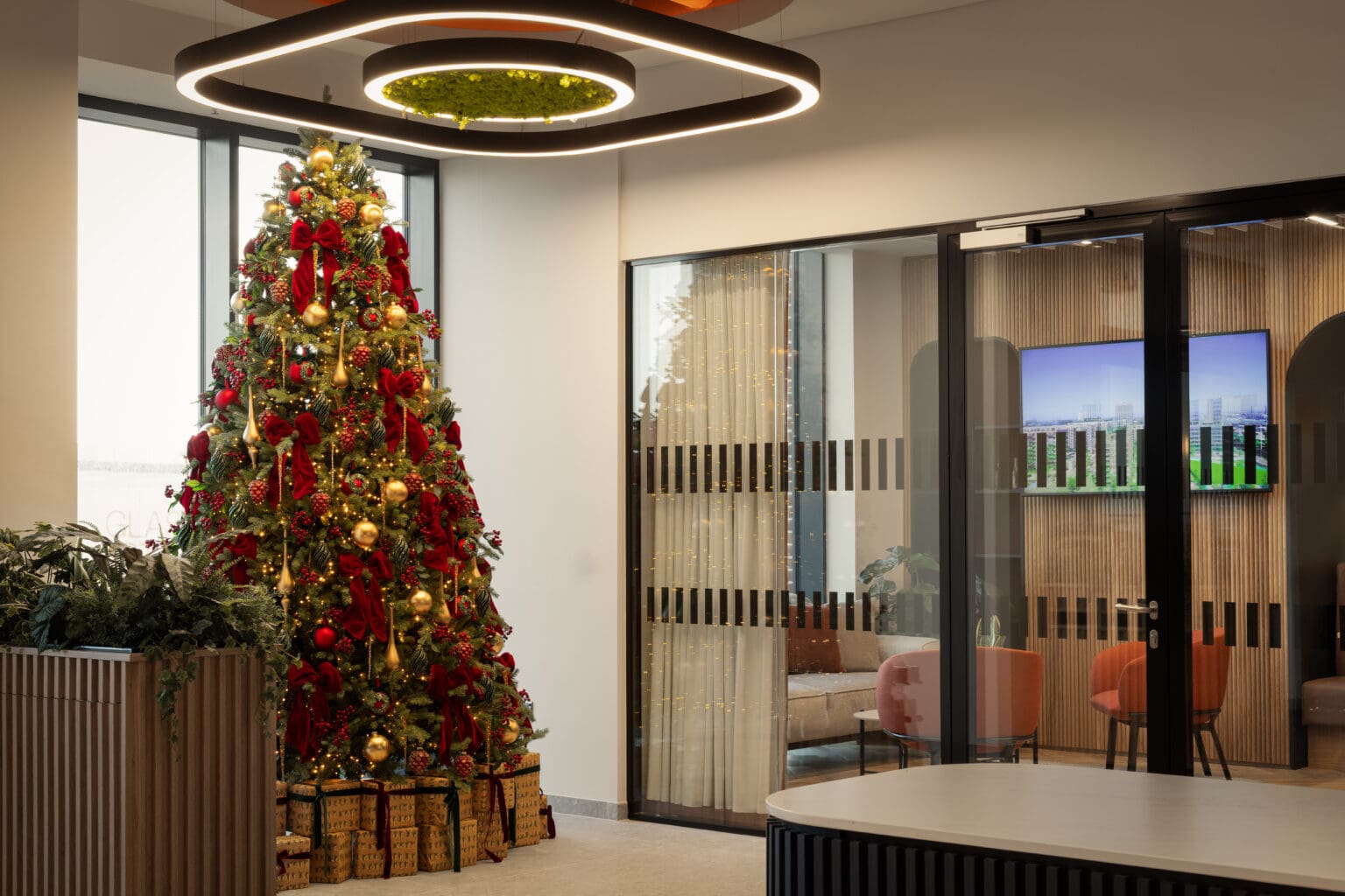 Christmas Magic Lights Up Lime House at Glass Bottle - domu
